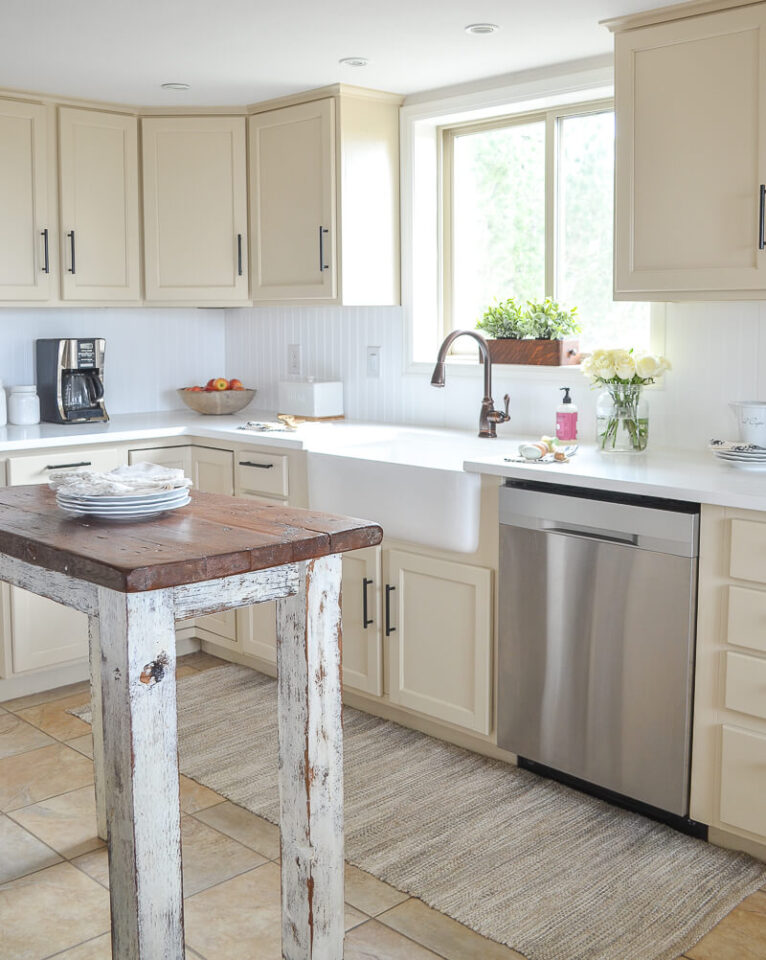 Farmhouse Style Kitchen Makeover: A Budget-Friendly DIY Project